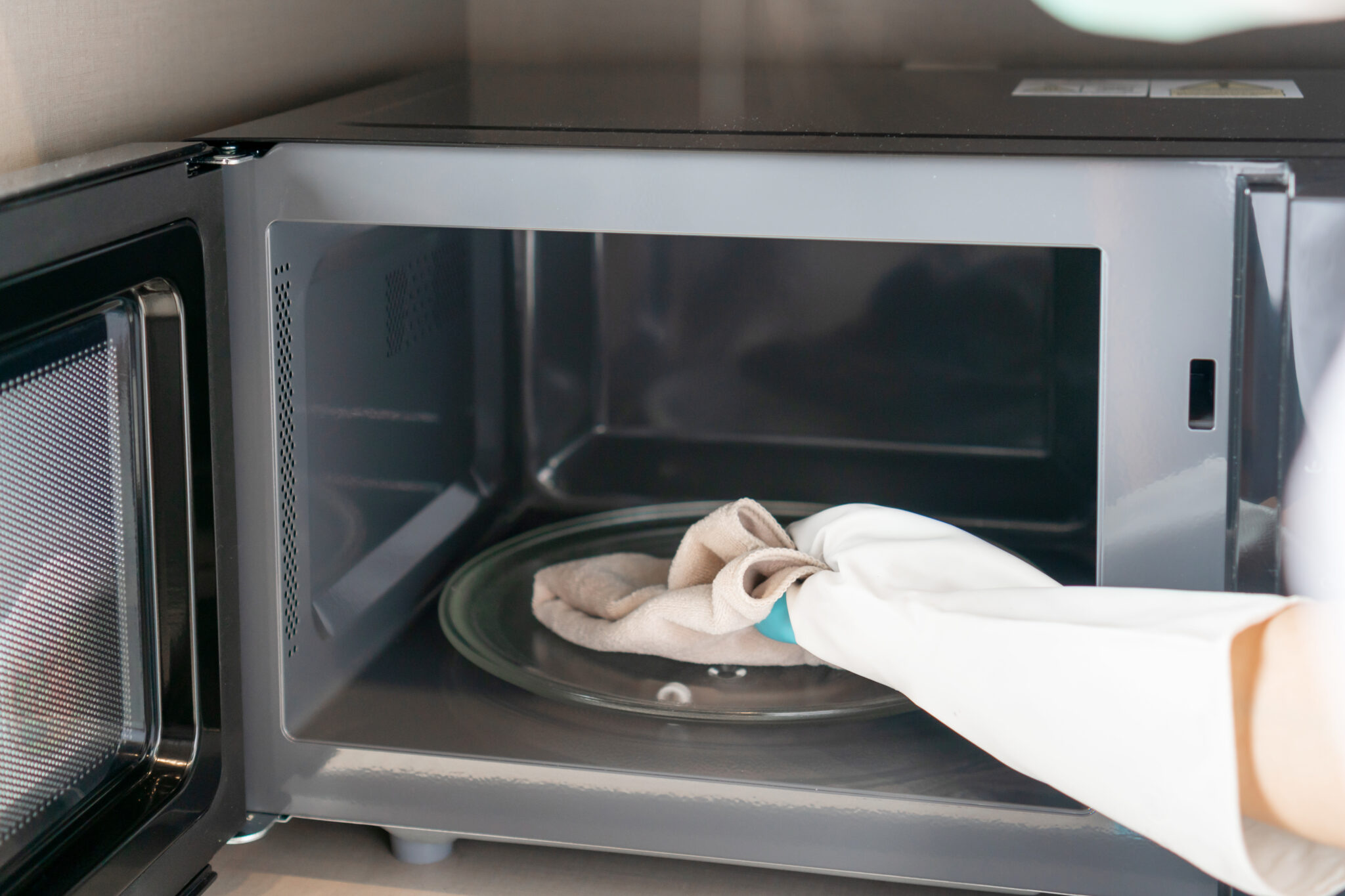 How to Clean Microwave: Efficient Tips for a Clean Microwave
